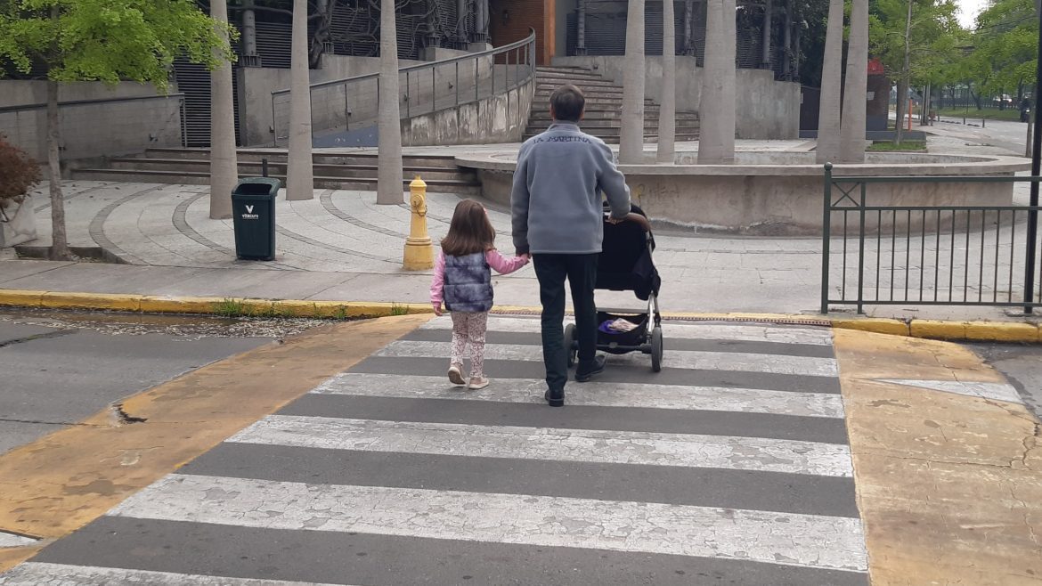 Qué medidas deben tener los pasos peatonales para garantizar la seguridad