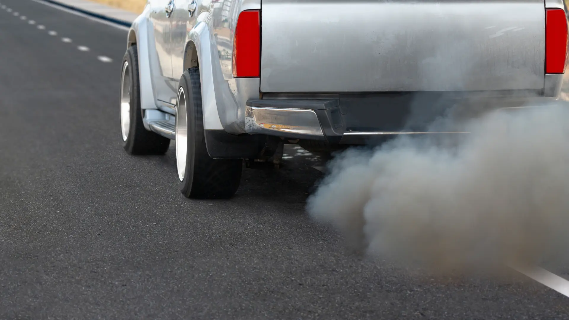 Por qué mi carro echa humo negro y qué significa eso para su motor