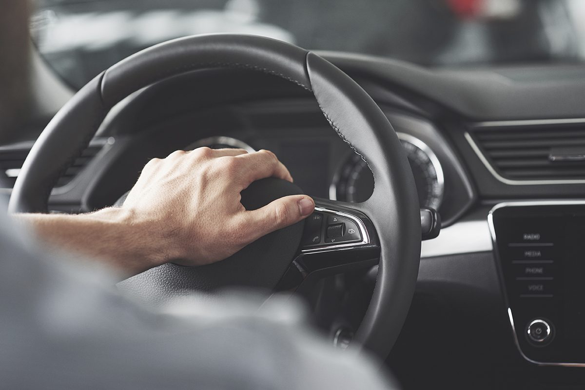 Por qué el volante se pone duro al girar a la derecha en mi auto